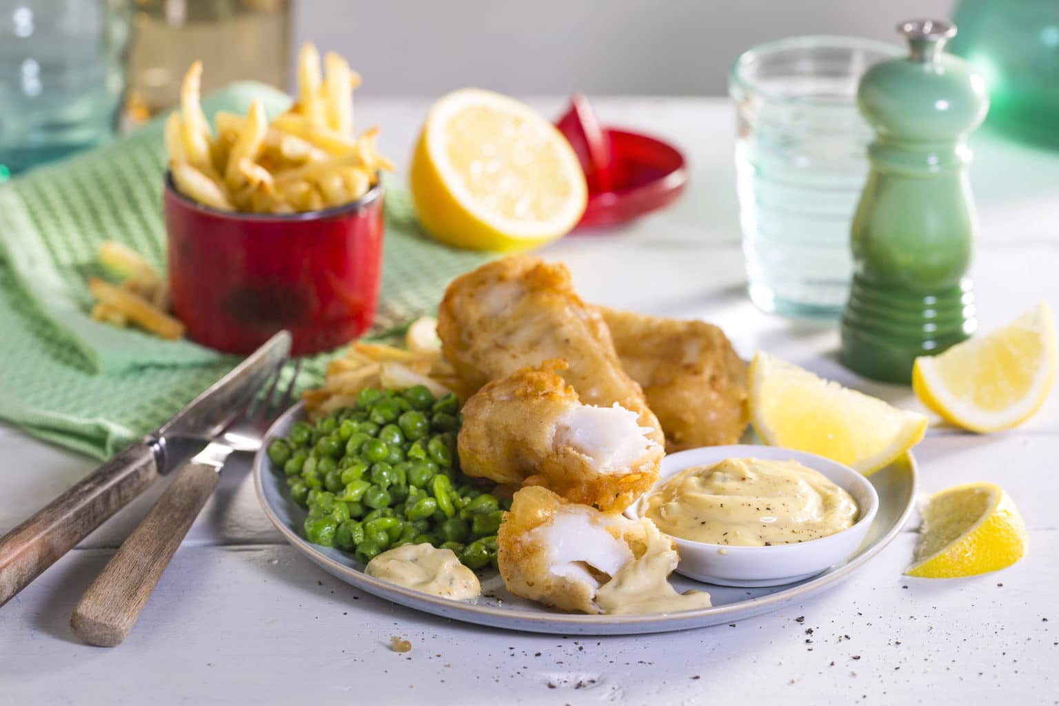 Fish and chips med erter og remulade – Mills