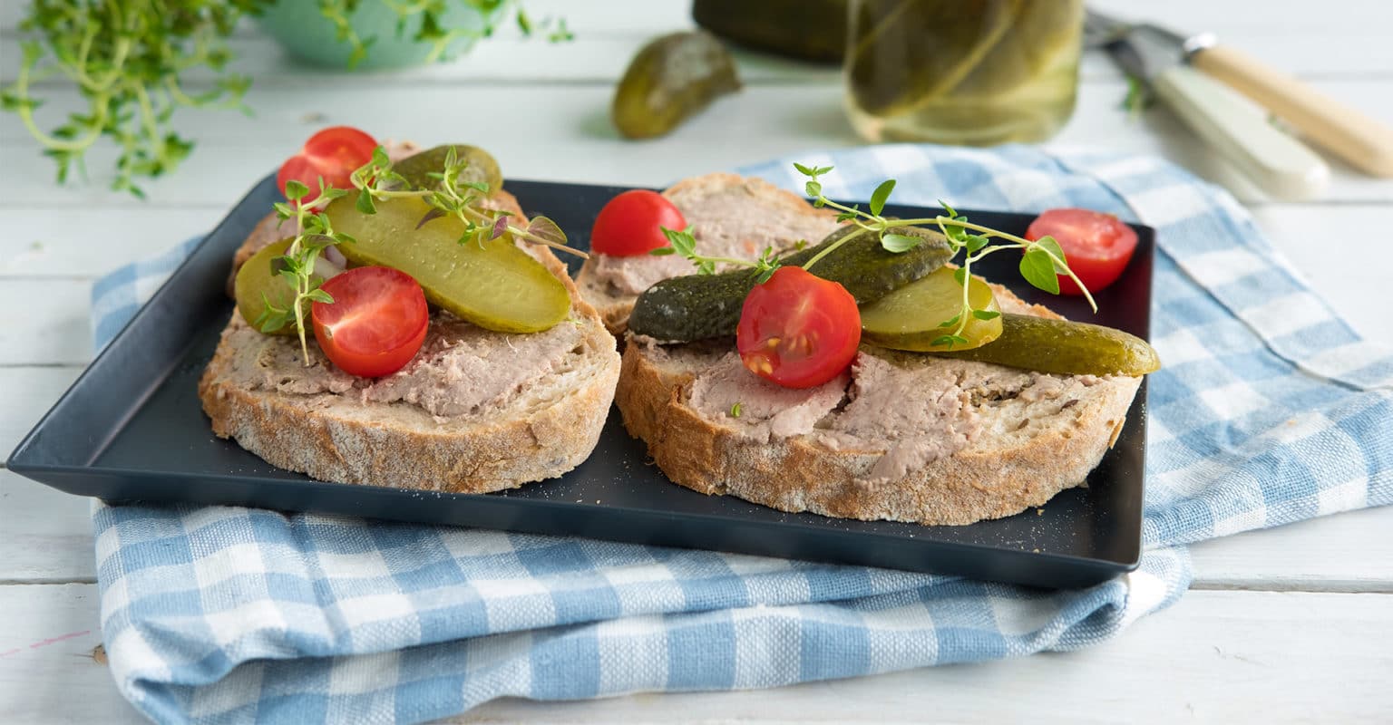 Leverpostei med hjemmesyltet agurk - Mills