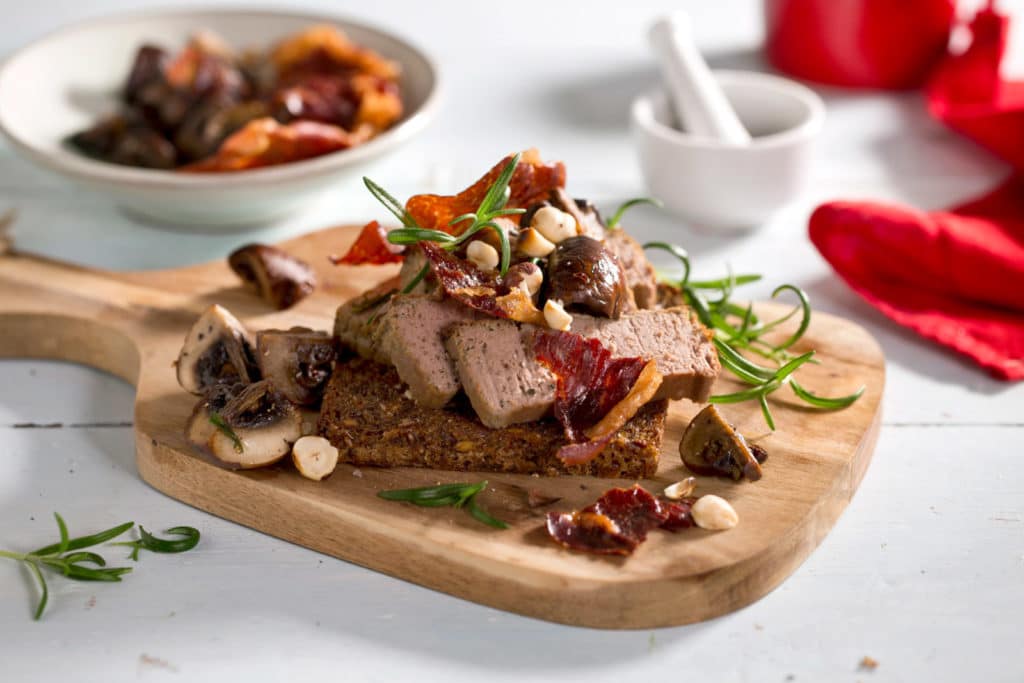 Lun leverpostei med sopp og sprøstekt spekeskinke - Mills