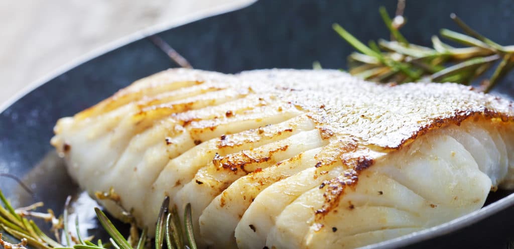 Slik steker du saftig og sprøstekt fisk | Steketips fra Melange